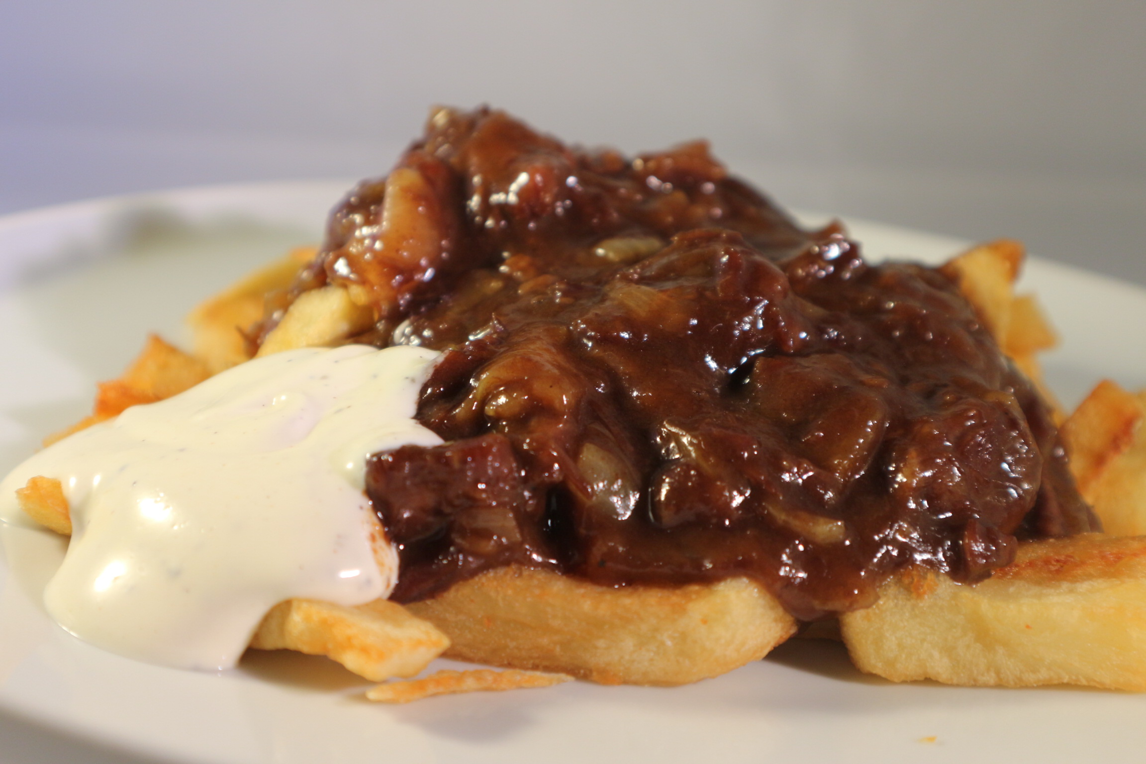 Zoervleisj mit Frit (zuurvlees met friet)